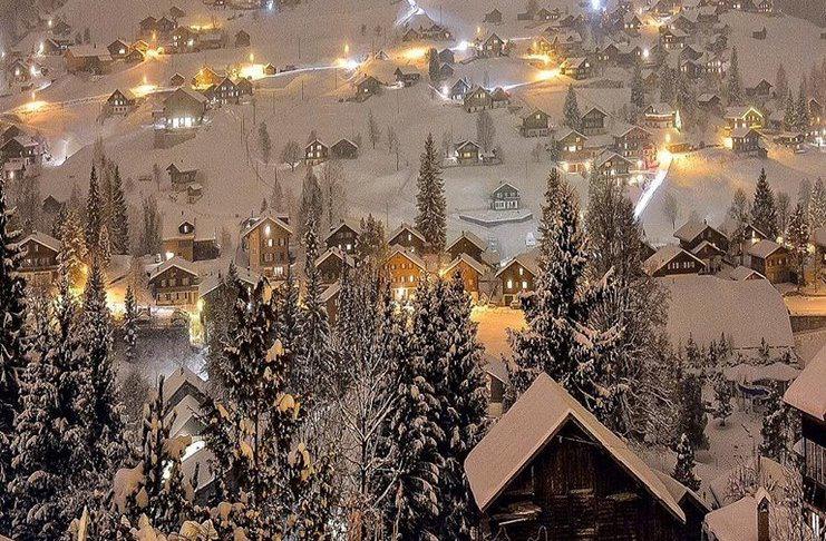 Το ωραιότερο χωριουδάκι για να γιορτάσεις τα Χριστούγεννα θυμίζει ...