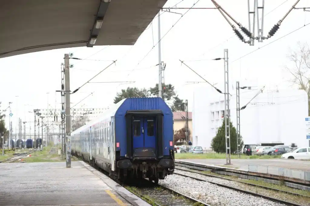 Τρένο της Hellenic Train προσέκρουσε σε δέντρο - Fanpage