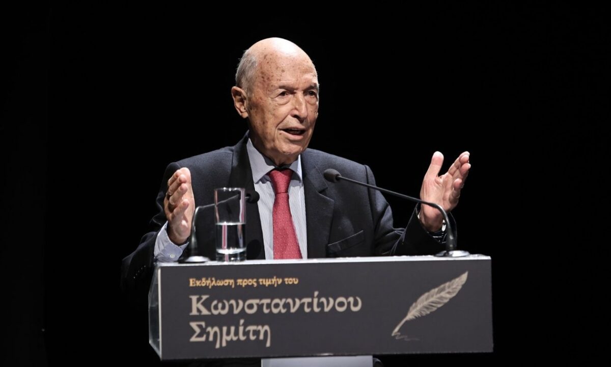 Πέθανε ο Κώστας Σημίτης - Fanpage